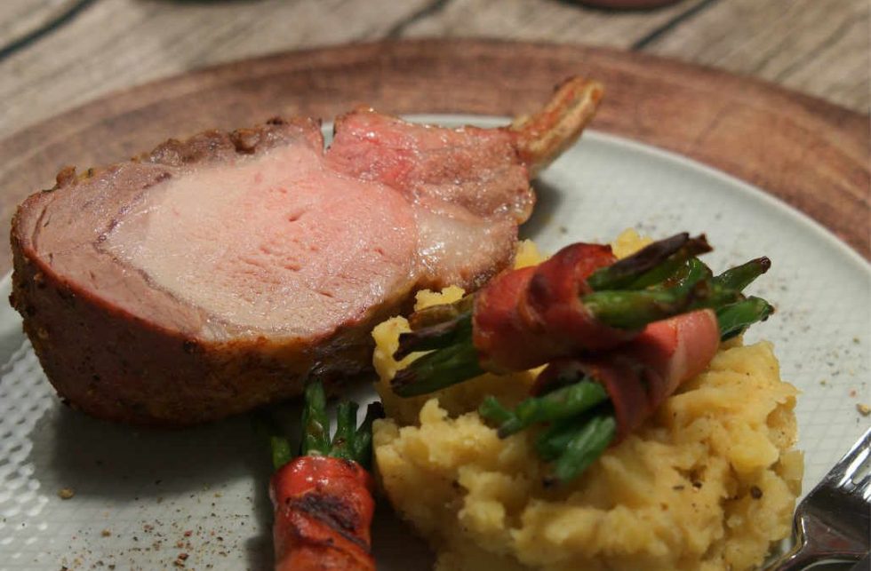 Duroc Karree mit Stampfkartoffeln und Bacon-Bohnen
