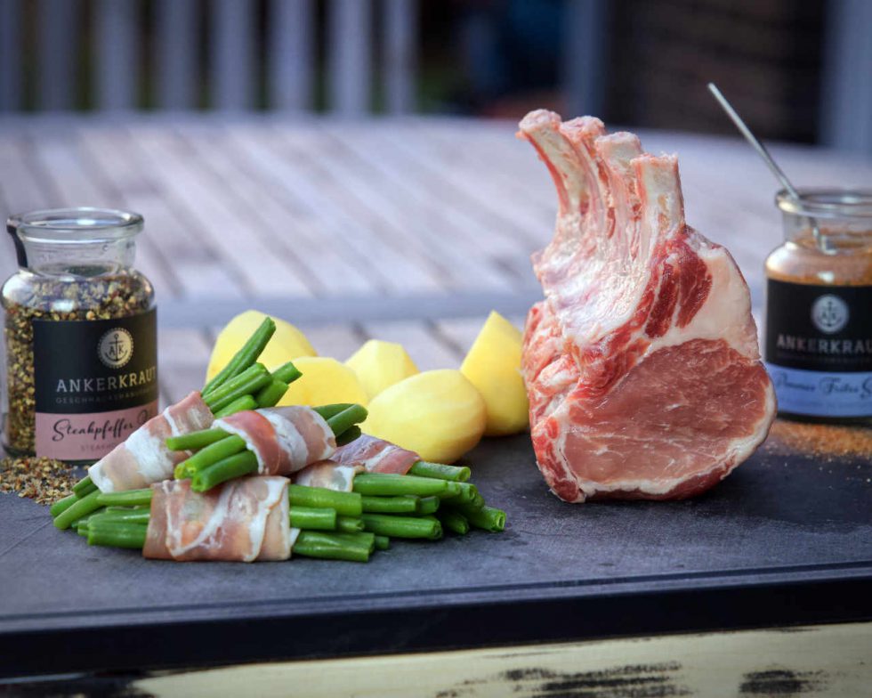 Duroc Karree mit Stampfkartoffeln und Bacon-Bohnen