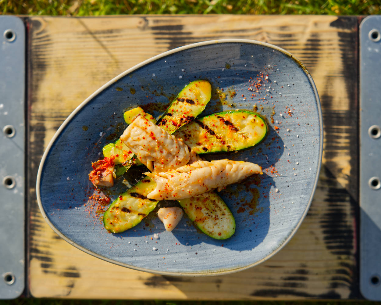Rotbarbe mit Zucchini und Piment d'Espelette vom Grill